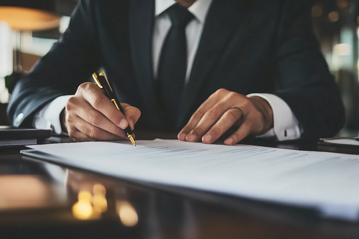 Binding vs non-binding contracts: Key differences explained | Acrobat for Business India